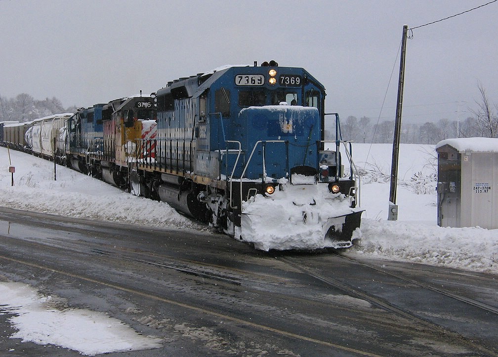 GSCX 7369 with CEFX 3715 & GSCX 7362 are southbound at the railroad crossing